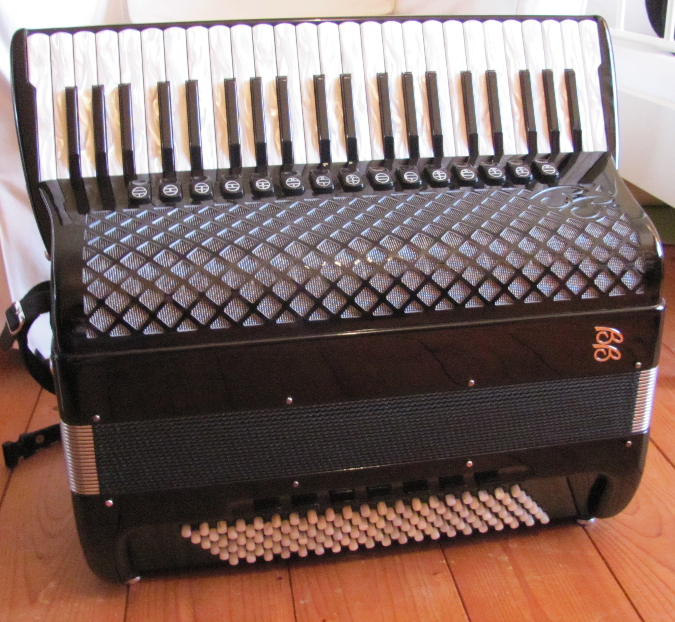 Akkordeon Neuwertiges Ballone Burini Akkordeon, 120 Bass, 45 Tasten